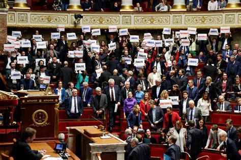 Jornal destaca personalidades públicas francesas que são contra a nova lei de imigração