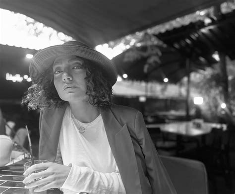 عکس مینیمال بازیگر گردن زنی با ژستی ساده