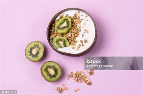 신선한 키위와 그라놀라 또는 뮤즐리 그릇을 곁들인 코코넛 보울로 구성된 홈메이드 그래놀라의 건강한 아침 식사 다이어트 음식 0명에 대한 스톡 사진 및 기타 이미지 Istock