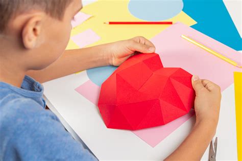 빨간 다각형 종이 심장을 만드는 소년 가정에서의 교육 학습 종이 공예 엔터테인먼트 가위에 대한 스톡 사진 및 기타 이미지 가위 개발 고등학교 이하 Istock