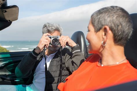 가장 친한 친구 걱정 없는 경로 고요한 관광객 남성 남자 대화 도로 라이프스타일 로드 트립 모험 목적지 바다 방랑벽 밴 봄 방학 서로를