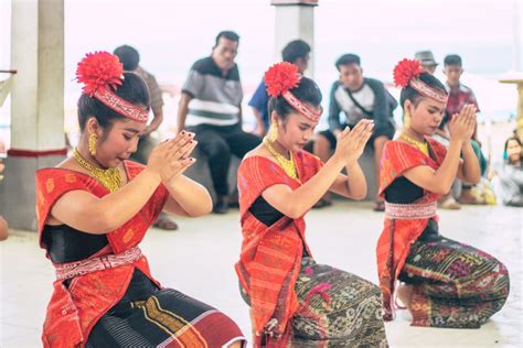 9 Contoh Tari Massal Beserta Penjelasan Dan Daerah Asal Gambar Blog Mamikos