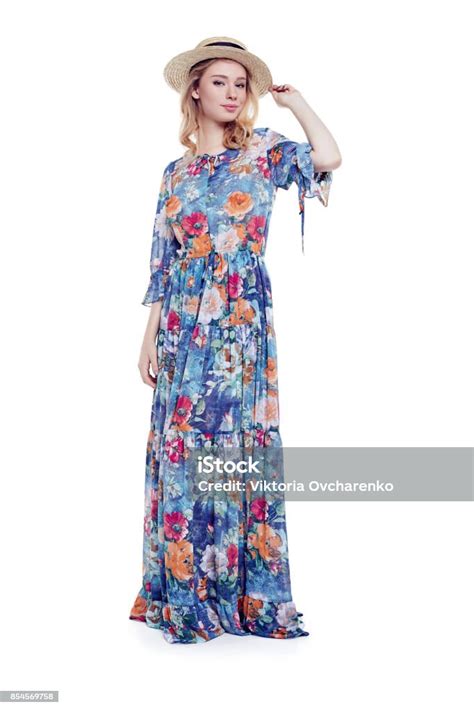 밀 짚 모자에 긴 다채로운 꽃 드레스 패션 모델 소녀 전체 길이 초상화 흰색 배경에 고립 캐주얼 여름 거리와 해변 스타일입니다 거리에 대한 스톡 사진 및 기타 이미지