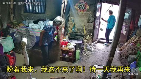 姑姑一直在城里帮表弟家带娃娃，姑姑得以有空，来奶奶家住了一宿，早上起来，给奶奶冲鸡蛋茶，炒蜂蛹吃，屏幕前的朋友们，你们吃过蜂蛹嘛？记录真实
