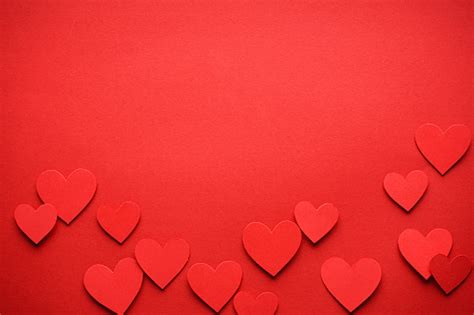 빨간색 배경에 종이 하트 텍스트 평면 누워 공간을 발렌타인 데이 사랑 개념 어머니의 날 배경 개념에 대한 스톡 사진 및 기타