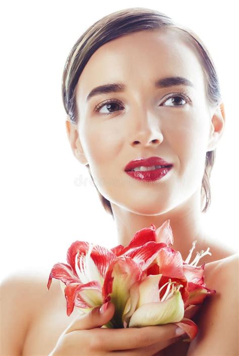 Joven Y Bonita Morena Mujer Real Con Flores Rojas Amaryllis Aislado En