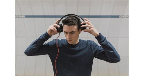 Слушалките застрашават слуха на над 1 млрд млади хора по света