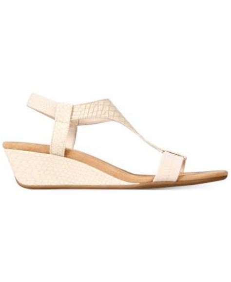 Alfani Womens White Croco Print Stretch Padded T Strap Vacanzaa Round
