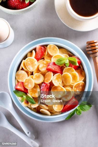 그릇에 꿀과 딸기와 작은 시리얼 팬케이크와 트렌디 한 홈 아침 식사 위쪽 보기 0명에 대한 스톡 사진 및 기타 이미지 0명 2020년 과일 Istock