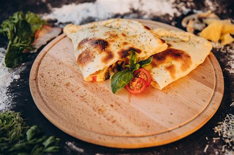 음식 재료와 콘크리트 검은색에서 맛 있는 이탈리아 피자를 요리 향신료 Copyspace 탑 뷰 배너 Cabaret에 대한 스톡 사진 및 기타 이미지 Istock