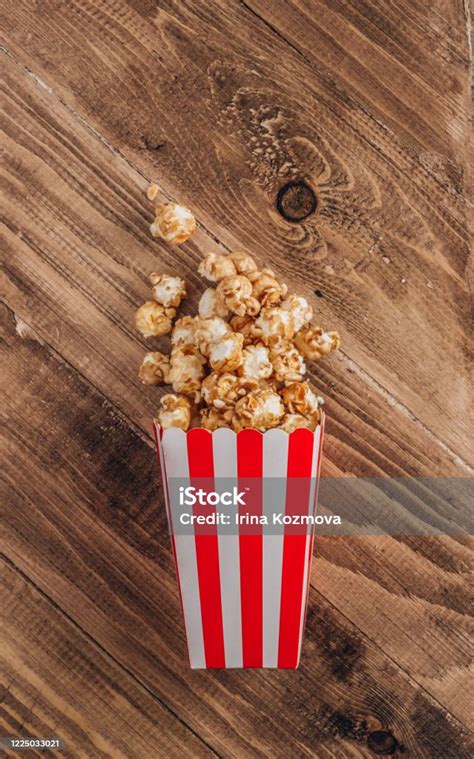 나무 소박한 배경에 캐러멜 팝콘 빨간색과 흰색 줄무늬 상자 맨 위 보기 0명에 대한 스톡 사진 및 기타 이미지 0명 가득 찬 가방 Istock