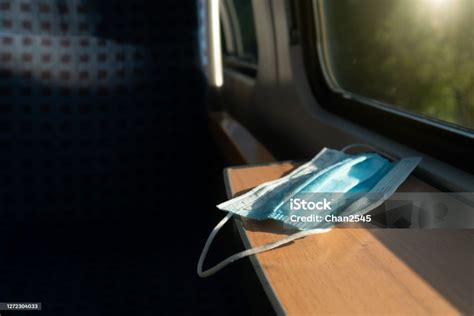 창문 전망과 푸른 좌석 이 열차 버스 지하철 대중 교통 을 빈 사람들은 위생 얼굴 마스크와 함께 새로운 정상적인 사회 멀리