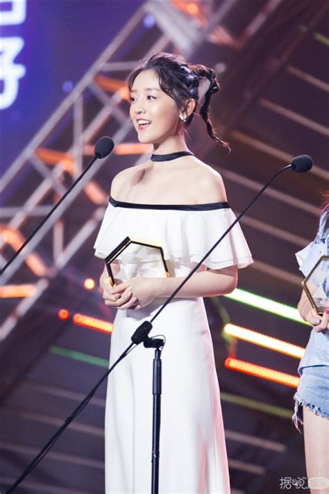 上影节互联网影视峰会盛典落幕 何花获年度新锐女演员