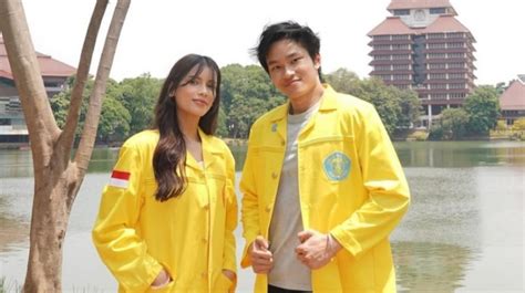 Bangganya Momen Sabrina Chairunnisa Kompak Dengan Azka Corbuzier Pamerkan Jaket Kuning Ui