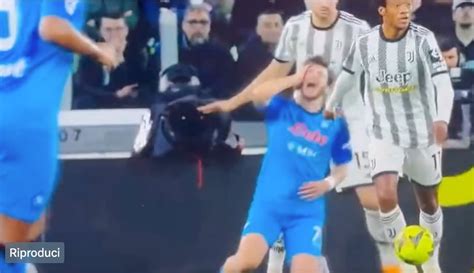Juve Napoli Gatti Colpisce Kvaratskhelia Da Dietro Fabbri Non Interviene