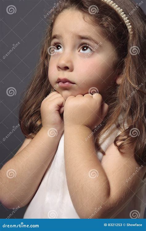 Muchacha Inocente Que Mira Para Arriba Imagen De Archivo Imagen De Hembra Reflexionar
