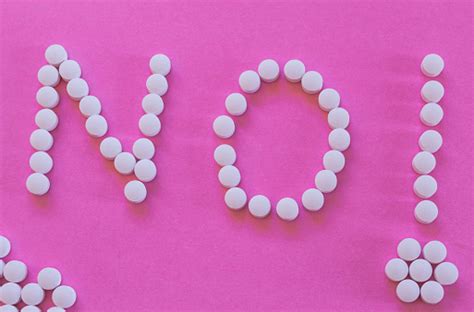 言葉 Noとピンクの背景に分離白い丸薬で作られた感嘆符禁止または薬物中毒治療の概念 コカインのストックフォトや画像を多数ご用意