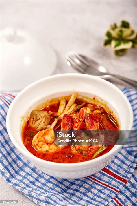 크림 같은 톰 얌 쿵 수프 파란색 식탁보에 놓고 그것은 칠리 레몬 그라스 라임 잎 라임 및 버섯과 같은 야채와 허브를 포함하는 태국에서 매우 인기있는 요리입니다 건강한 생활