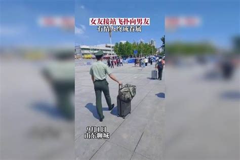 女友在车站迎接退伍男友回家，有情人终成眷属。车站男友女友