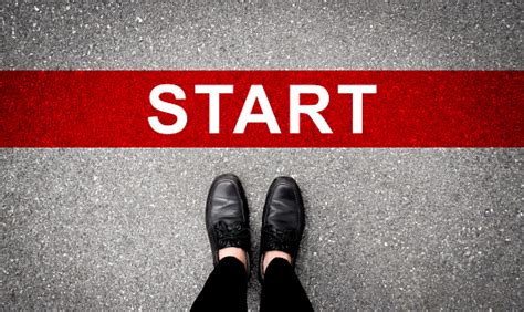 비즈니스 에 도전하거나 새로운 일을 하십시오 레드 레이스 라인 시작 아이디어와 도로 배경에 서 사업가 맨 위 보기 시작 포인트 미래의 개념에 대 한 단어 시작 셀카 발입니다