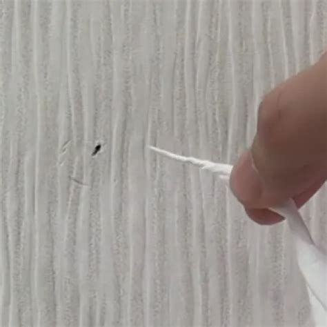 壁に空いた「画びょうの穴」を“意外な方法”で目立たなくする裏ワザ