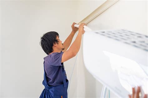 에어컨 장치를 설치하는 전기 기사 고객 주택에 에어컨을 설치하는 기술자 에어컨 장치를 수리하는 수리공 유지 보수 및 수리 개념