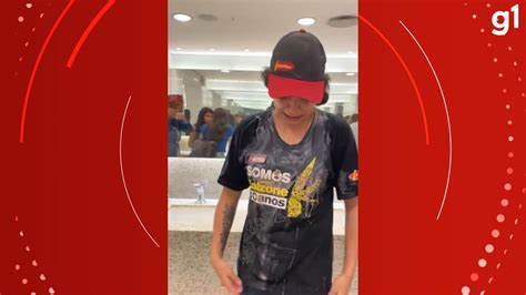Cliente Que Teria Jogado Suco Em Atendente De Lanchonete Em Porto Alegre Deve Responder Pelo