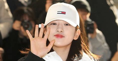 포토 아이즈원 안유진 깜찍한 댕댕이 표정