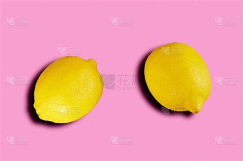 黄色柠檬和粉红色的底色。