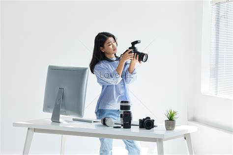 젊은 여성 사진 작가는 카메라를 촬영합니다 사진 무료 다운로드 Lovepik