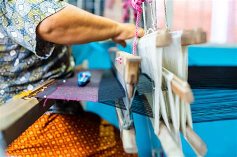 여성 노동자는 길 쌈 기계에 태국 전통 실크 직물 수 제 실크 섬유 직조 기 길 쌈 Weft에 대한 스톡 사진 및 기타 이미지 Weft 고대의 공예 Istock