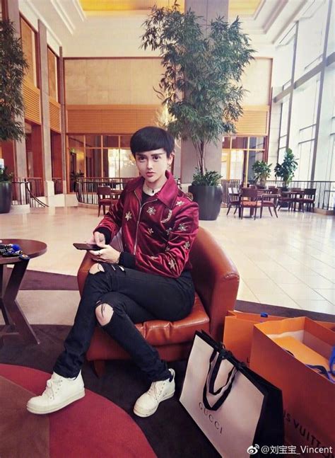 蛇精男劉梓晨曬照索要兒童節禮物，網友：你到底有幾張臉？ 每日頭條