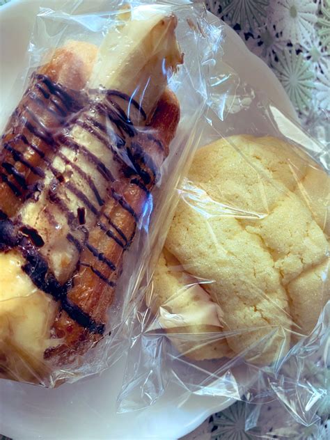 近所のパン屋のパン初めて買ったんだけどめちゃくちゃ美味しかった 白桃と他8880000人のイラスト