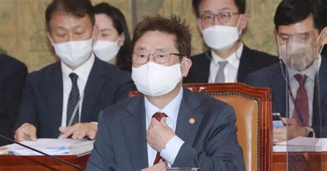 문체위 국감서 윤석열차 두고 충돌