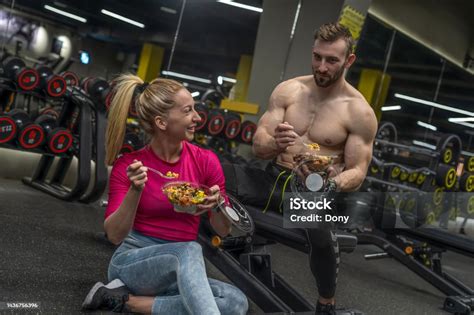 사랑스러운 백인 커플 피트니스 남자와 여자는 휴식을 취하고 피트니스 훈련을 마친 후 체육관에서 샐러드를 먹습니다 2명에 대한 스톡 사진 및 기타 이미지 Istock