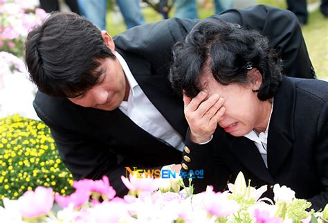 포토엔 오열하는 故 최진실 母 위로하는 조성민 손에 잡히는 뉴스 눈에 보이는 뉴스 뉴스엔
