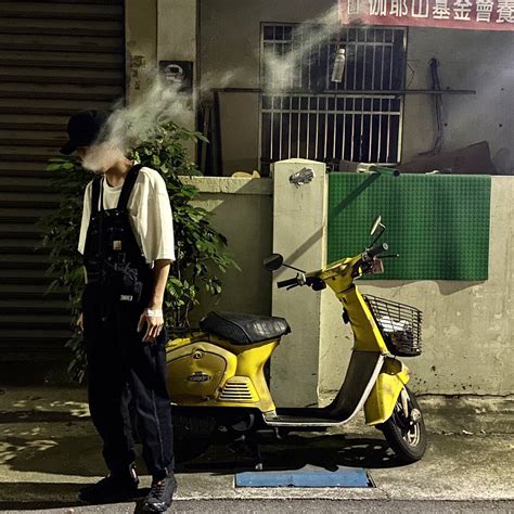 拍這張照之前還有個小故事 那天剛跟朋友去大遠百看完鬼滅之刃 出來的時候風超大 感覺人都站不穩那種 看到一個小妹妹手上拿的氣球飛走 我們才剛講完