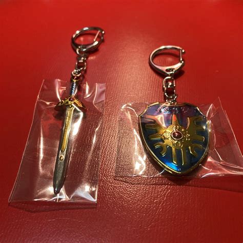 【おまけ付き！】ドラゴンクエスト ロトの剣・ロトの盾 キーホルダー By メルカリ