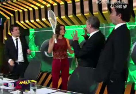 Hilário Helena Ranaldi invade CQC para devolver raquetadas de Dan