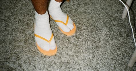Foto Un Primer Plano De Los Pies De Una Persona Con Calcetines Blancos