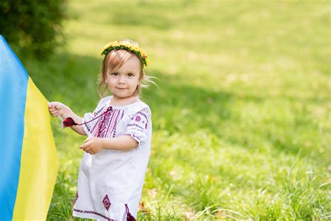 아이는 필드에서 우크라이나의 파란색과 노란색 플래그를 펄럭 이는 운반 우크라이나의 독립 기념일 플래그 데이 헌법의 날