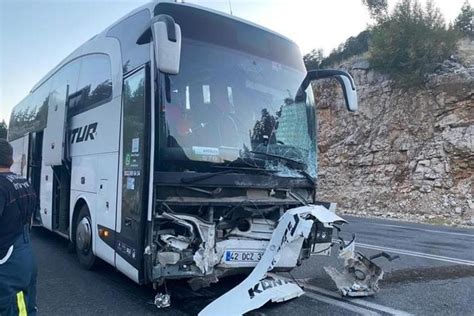 Yolcu otobüsü ile otomobil kafa kafaya çarpıştı Ölü ve yaralılar var Son Dakika Milliyet