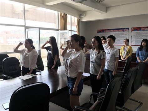 科研院所（中心）党委学生第一党支部举行新党员入党宣誓仪式 云南财经大学科研院所（中心）党委