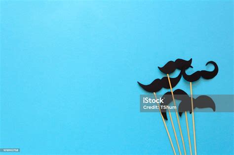 블루 종이 배경 부스 소품에 종이 콧수염 스타일을 그만 Movember 개념입니다 최고의 볼 수 있습니다 플랫이 하다 공간 복사