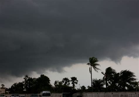 Formação De Ciclone Alertas De Tempo Severo E Intensas Rajadas De Vento