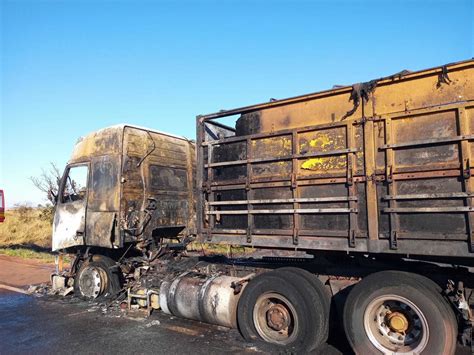 Carreta pega fogo e força das chamas impressiona motoristas em rodovia