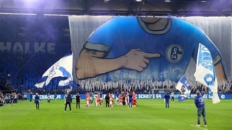 Fc Schalke Panne Bei Fan Choreo Im Heimspiel Gegen Sc Freiburg Polizei Kündigt Konsequenzen