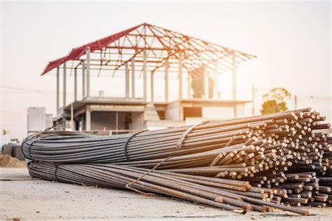 Barras De Acero Para Hormig N Armado En El Sitio De Construcci N Con Casa Bajo Construcci N De
