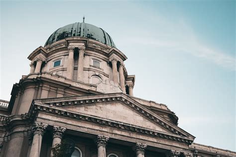 Budapeşte 건물 건물 외관 건축 고전 건축 관광 관광 명소 구조 기념물 기둥 낮은 각도 도시 풍경