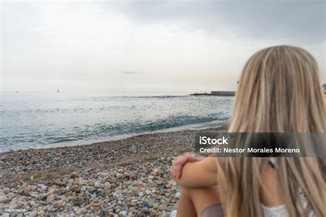 바다를 바라보는 선글라스를 끼고 금발 머리를 가진 여자의 뒷모습 35 39세에 대한 스톡 사진 및 기타 이미지 35 39세